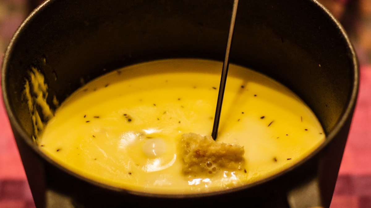 Fondeu de queso: la receta suiza que no podrás parar de hacer