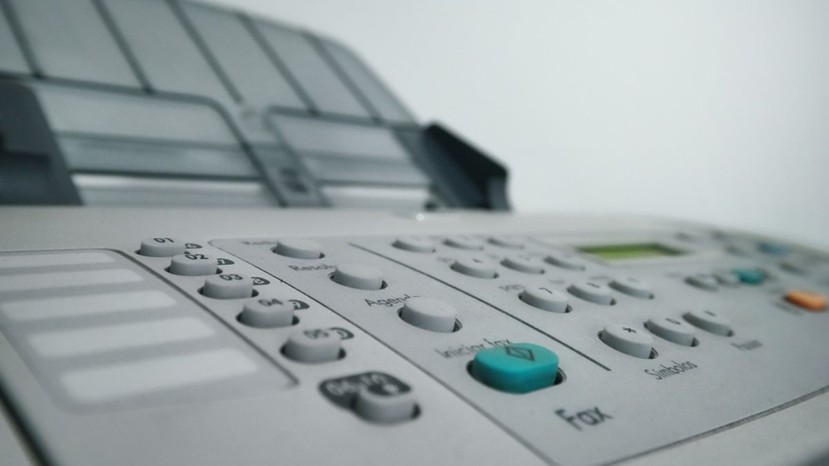 Cómo enviar un fax desde una máquina de fax o un ordenador