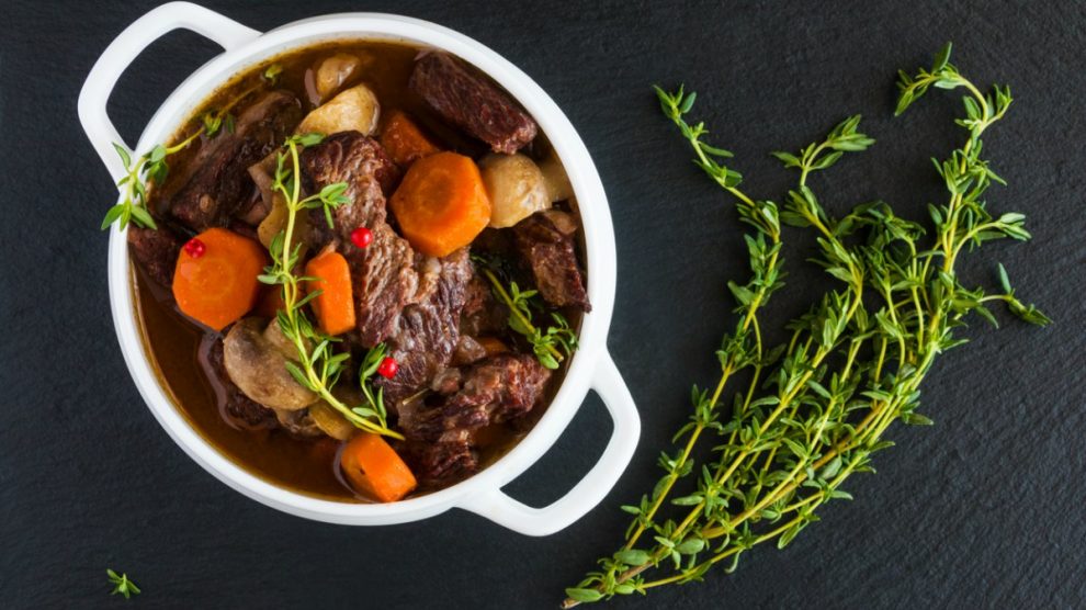Receta de ternera guisada con verduras, un plato tradicional