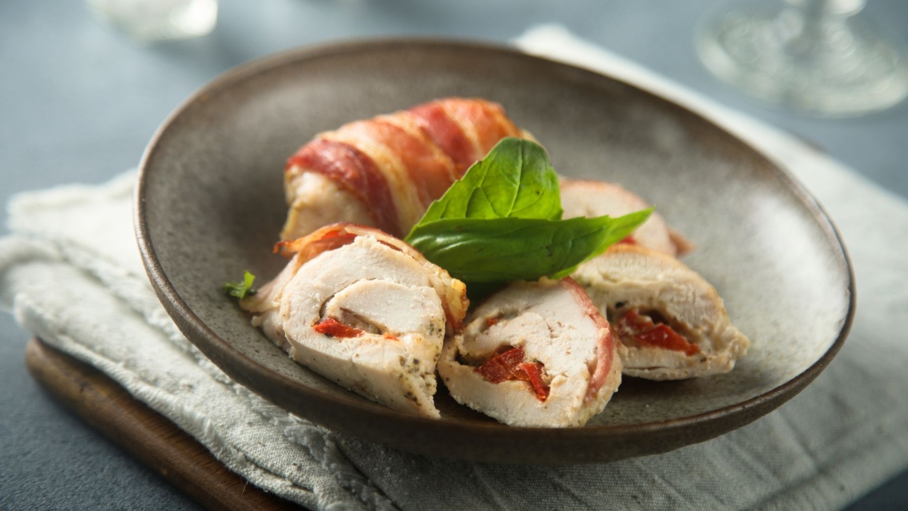 Rollitos de pollo con tocino o jamón cocido