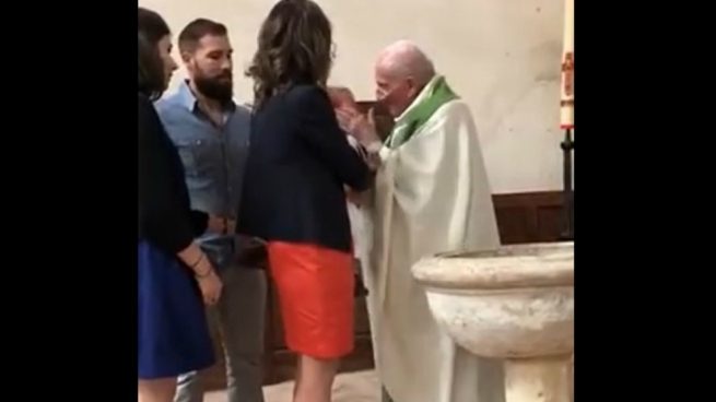 Viral: cura da un tortazo a un bebé durante su bautizo