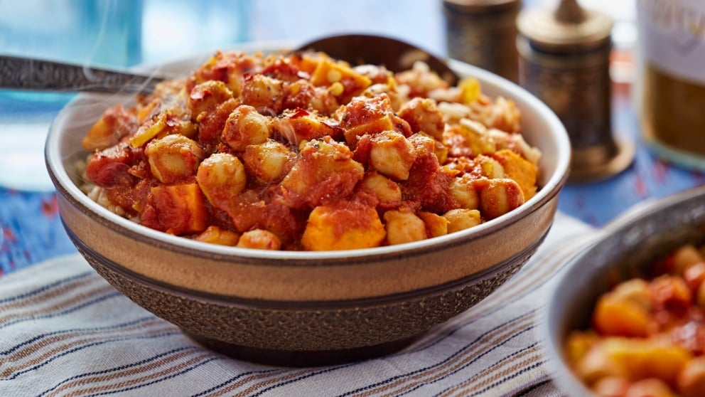Receta de garbanzos con tomate triturado fácil de preparar