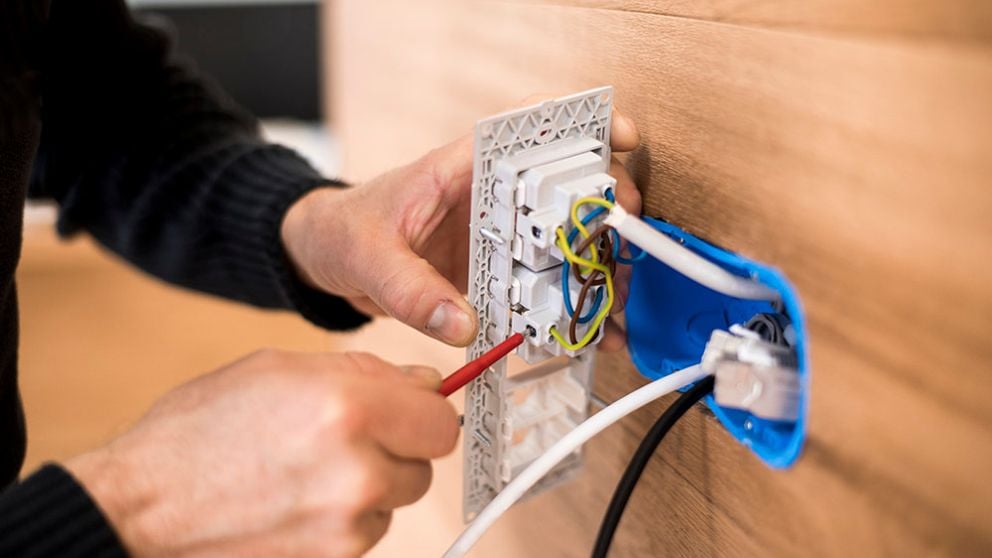 Cómo tapar cables en la pared