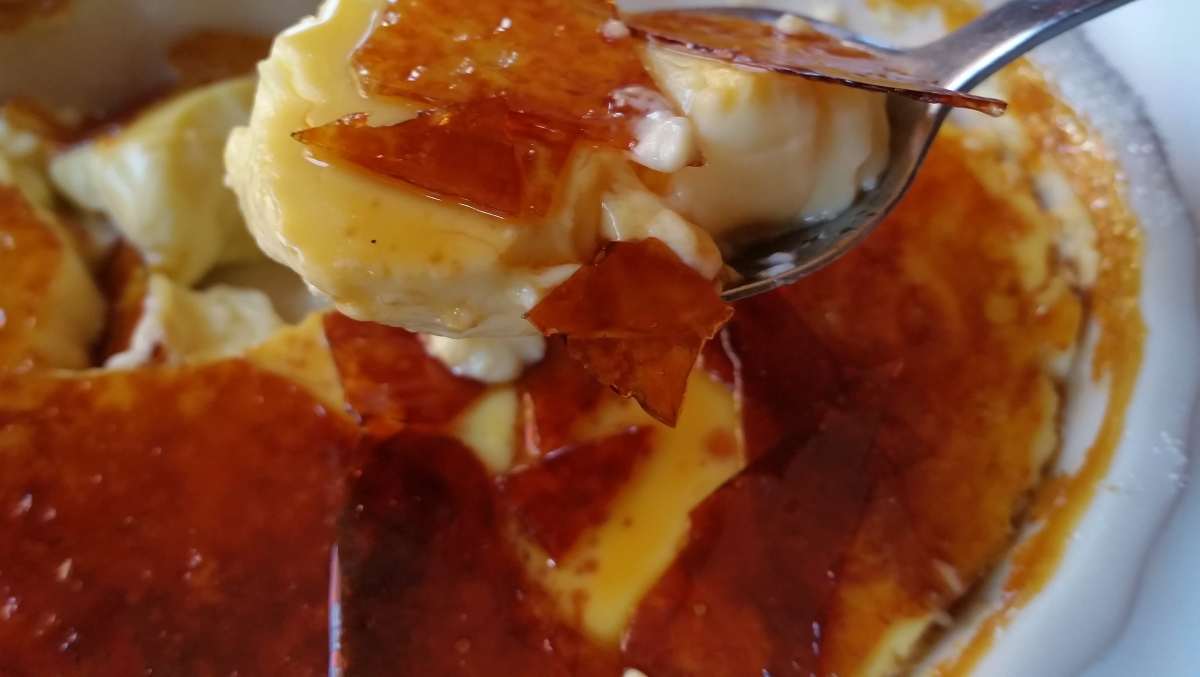 Receta de flan de nata, un postre tradicional con 4 ingredientes
