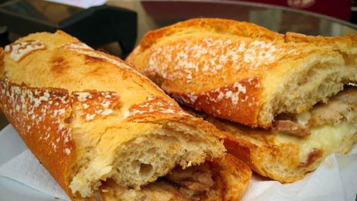 Montadito de lomo con queso y bacon: un mini bocadillo para picar