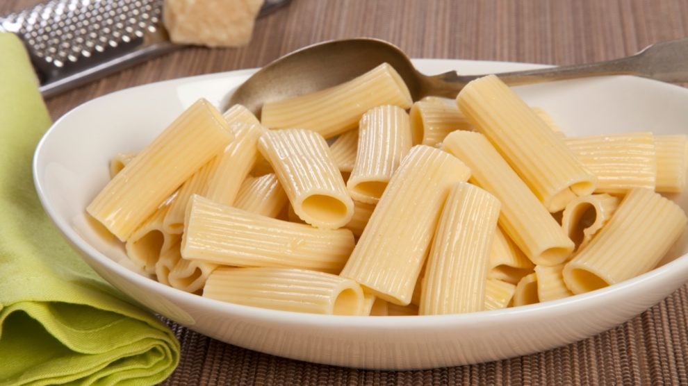 Receta de macarrones gratinados al horno con cebolla y queso