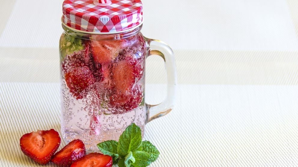 Cómo hacer agua saborizada paso a paso y de forma sencilla