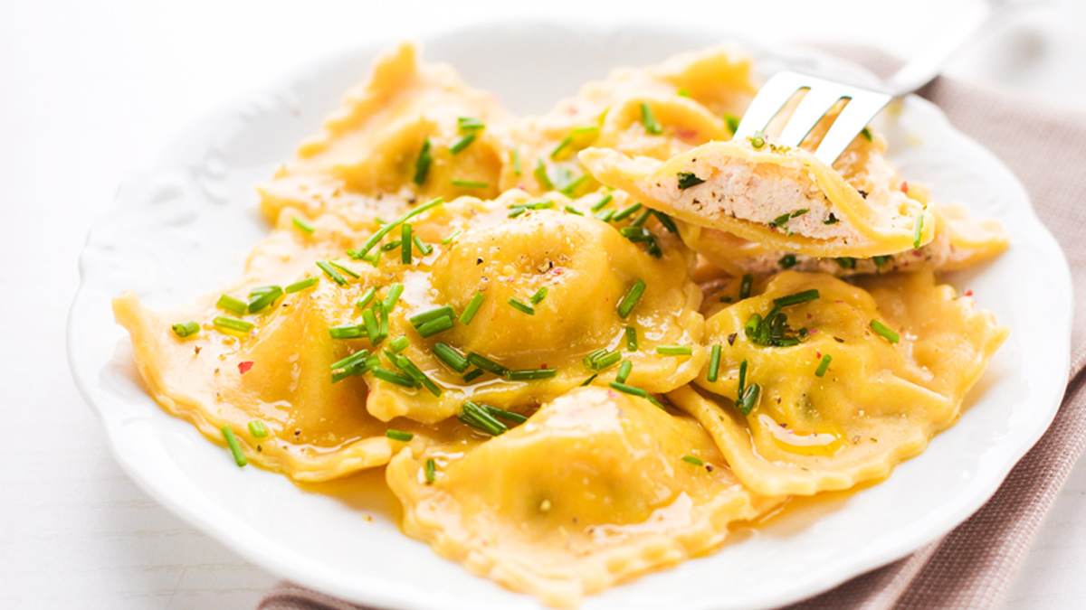 Raviolis rellenos con salsa de salmón y yogur