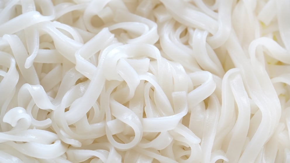 Receta de Fideos de arroz chino salteados con champiñones y pak choi