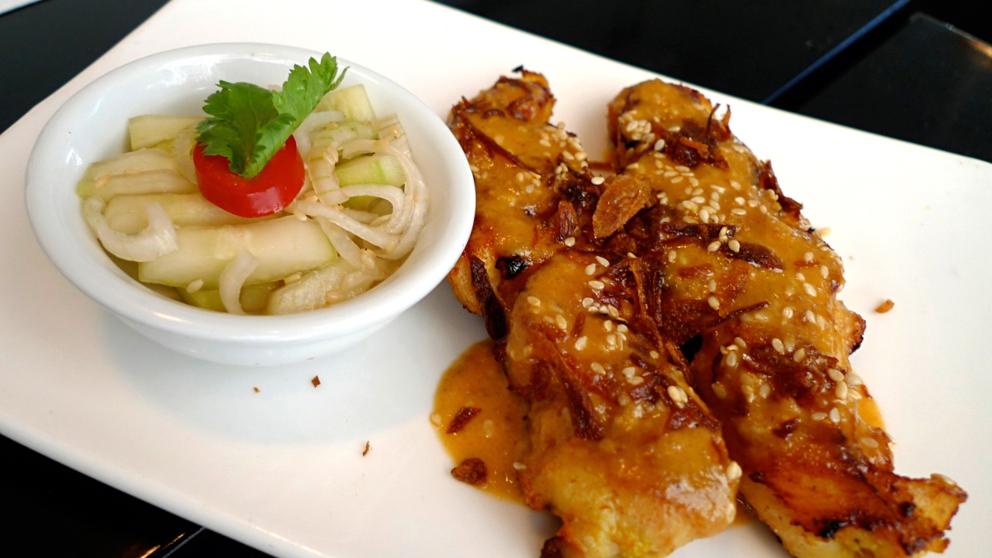 Receta de Satay de pollo marinado con ensalada de noodles