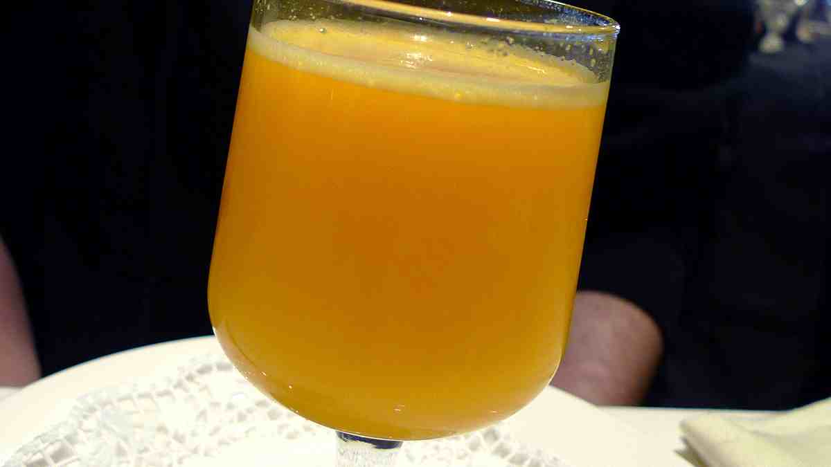 ¿Sabías que la naranja entera es más saludable que el zumo?