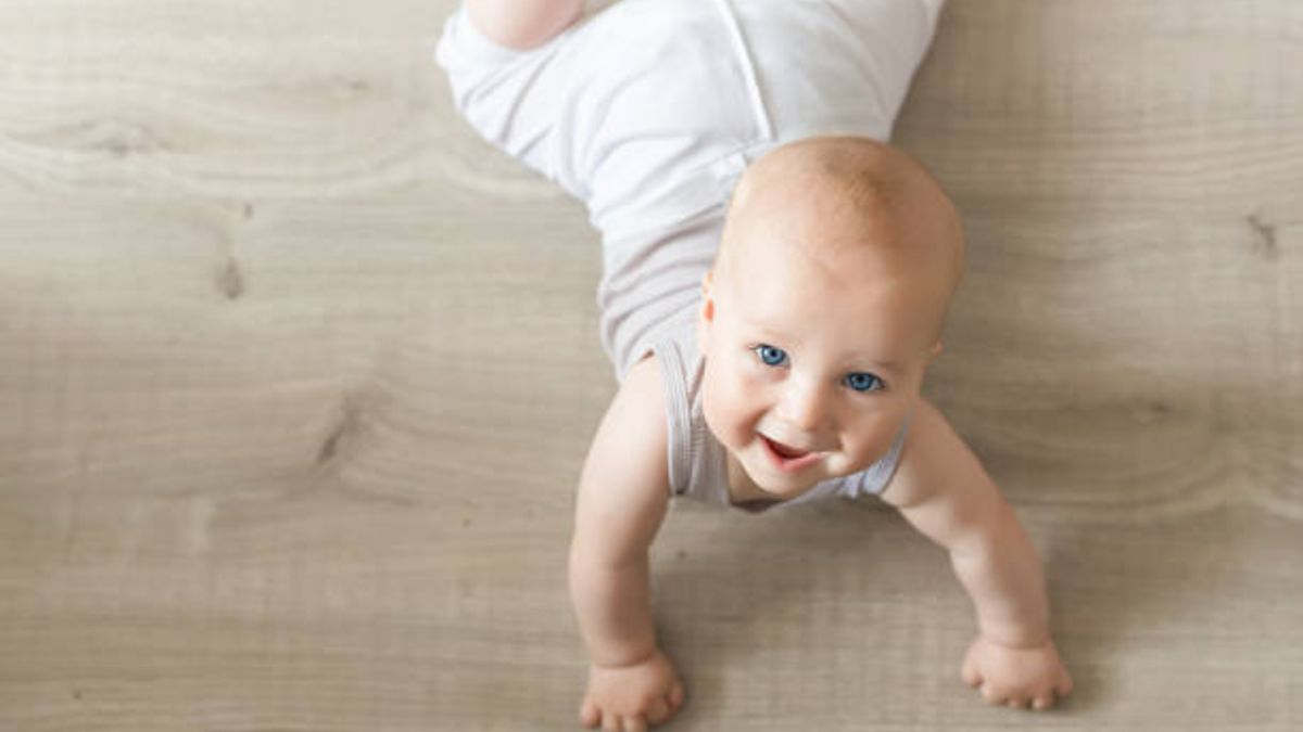 Tipos de gateo del bebé: ¿Por qué mi bebé gatea hacia atrás?