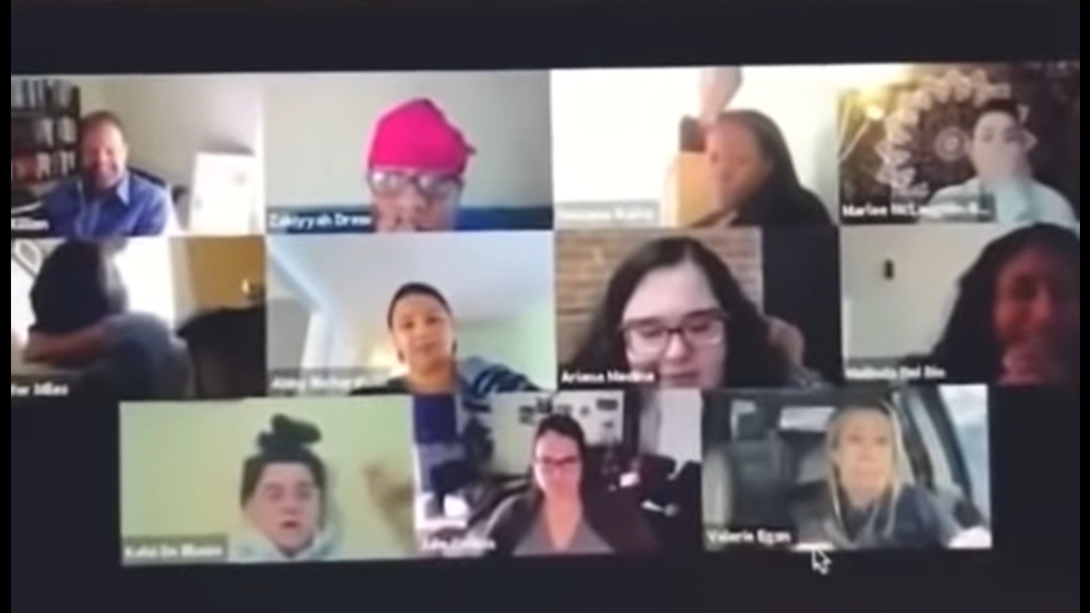 Vídeo Viral Va Al Baño En Plena Reunión De Teletrabajo Y Olvida Apagar La Cámara 