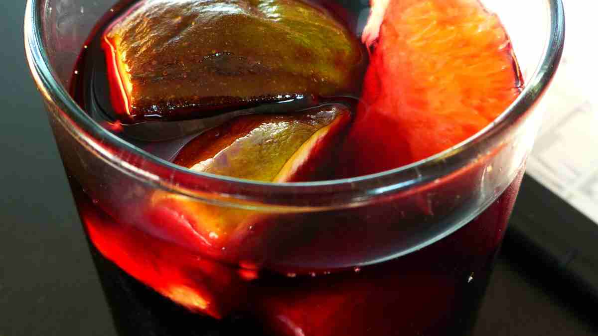 Receta de Sangría casera con fruta tropical y vino tinto