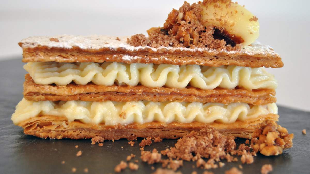 Milhojas de hojaldre con natillas y fresas, receta de postre fácil paso ...