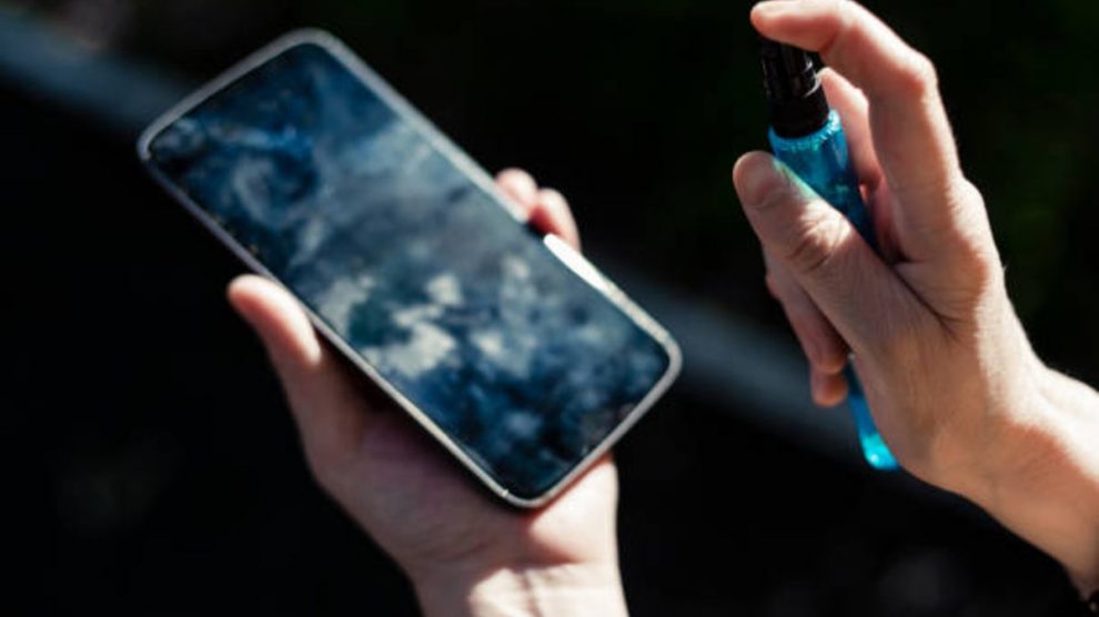 Cómo limpiar y desinfectar los móviles y tablets de forma correcta
