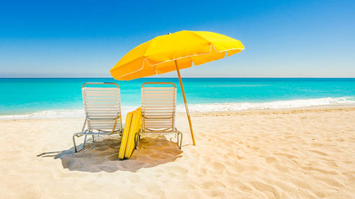 Cómo clavar la sombrilla en la playa para que no salga volando