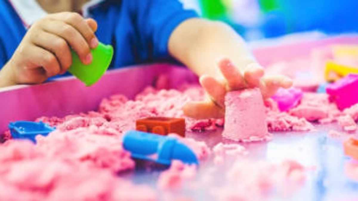 Cómo hacer arena cinética de colores con los niños