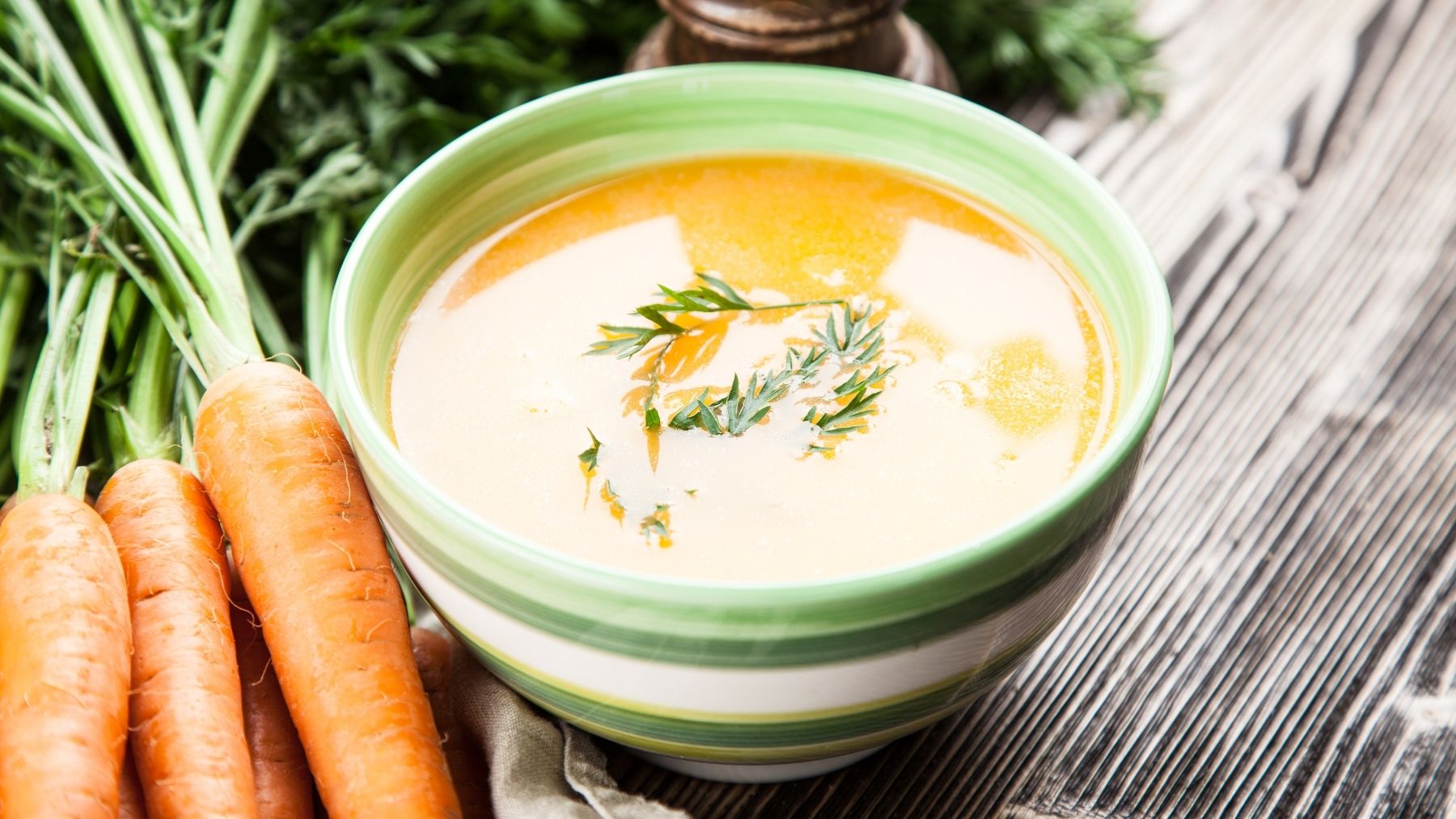 Crema fría de zanahoria y yogur, perfecta para sacarte de un apuro