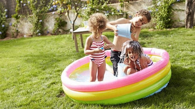 Juegos con agua del método Montessori para los niños