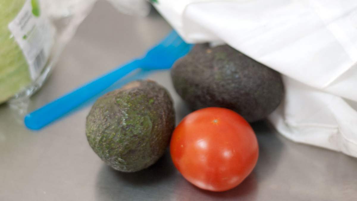 Pizza con aguacate, tomate y cebolla