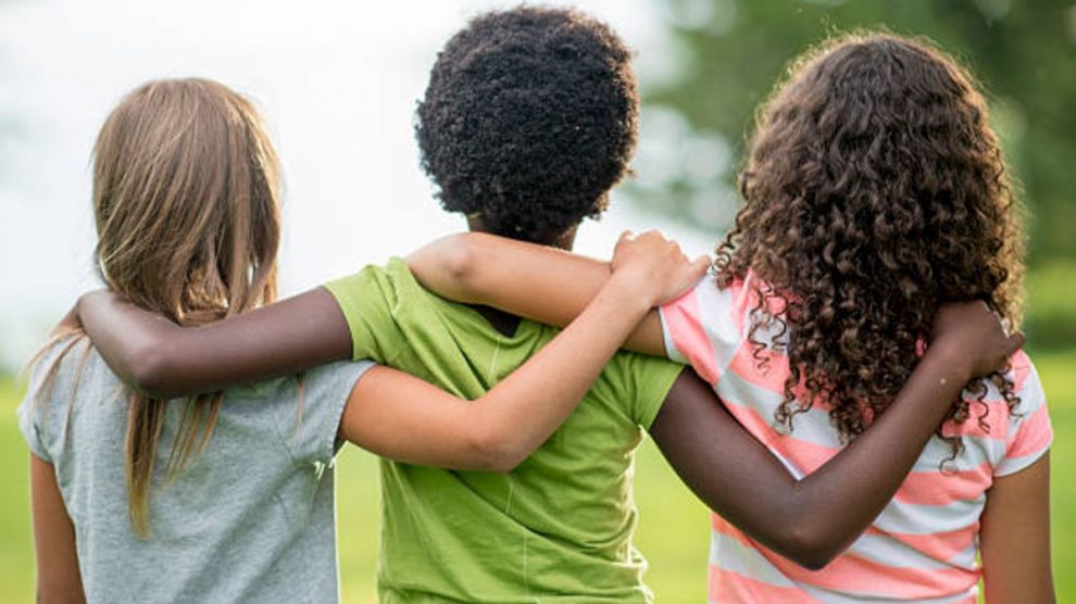 Cómo enseñar a los niños el valor de la amistad en la escuela y en casa