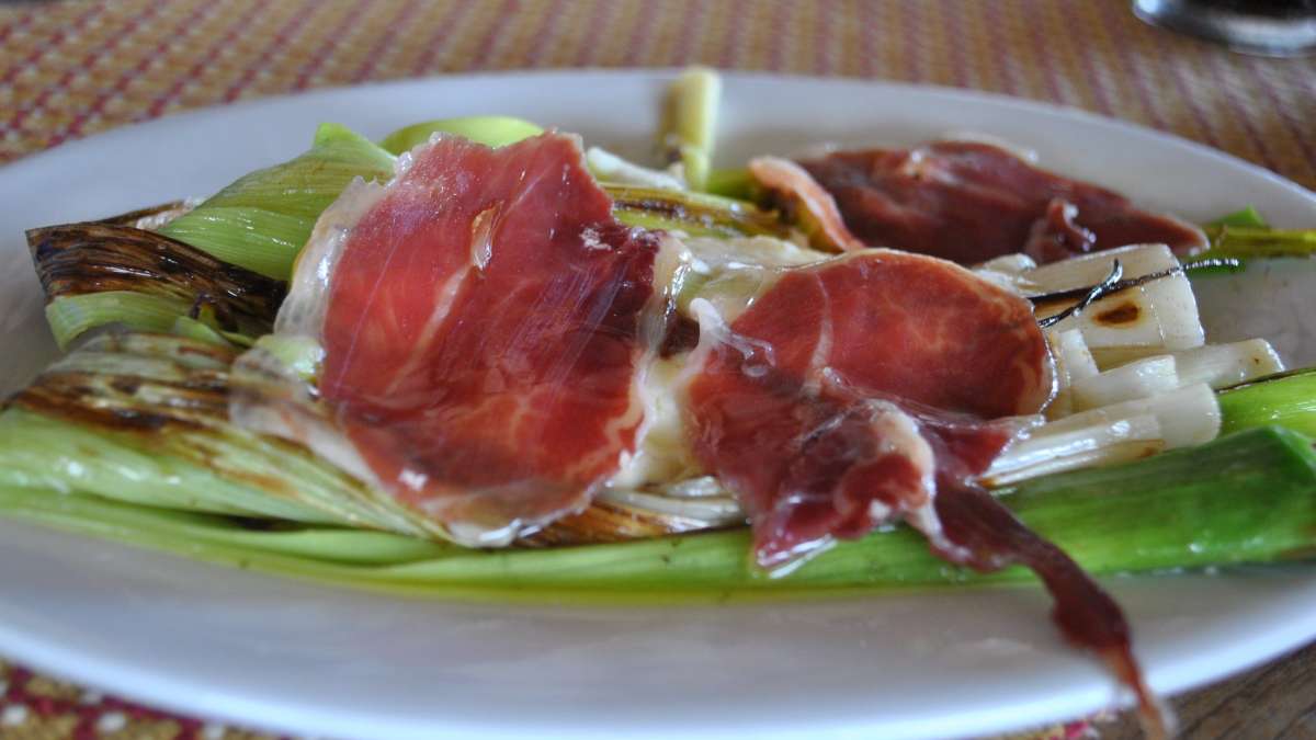 Puerros gratinados con jamón y queso