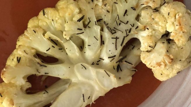 Receta de Filete de coliflor asada con salsa de ajo