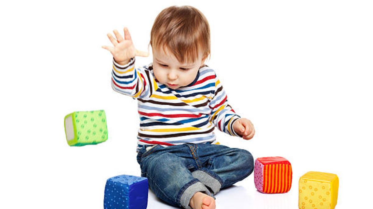 Bebés que tiran todo al suelo: por qué y cómo evitarlo
