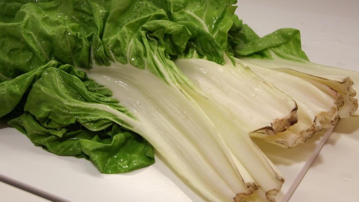Ensalada de pencas de acelgas con frutos secos y vinagreta de miel y ...