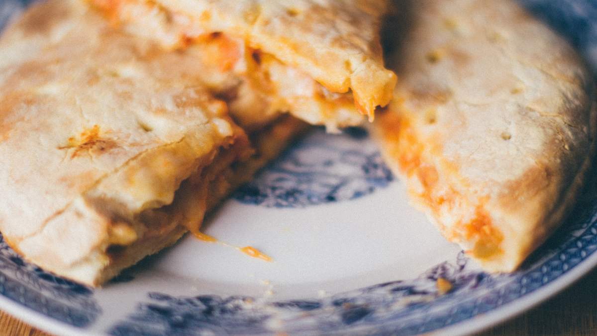 Calzone: receta tradicional al horno y variantes de rellenos
