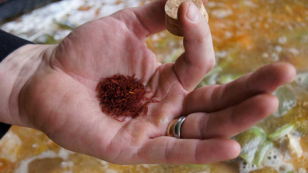 Arroz meloso de peras, puerros y azafrán, una receta con sabor