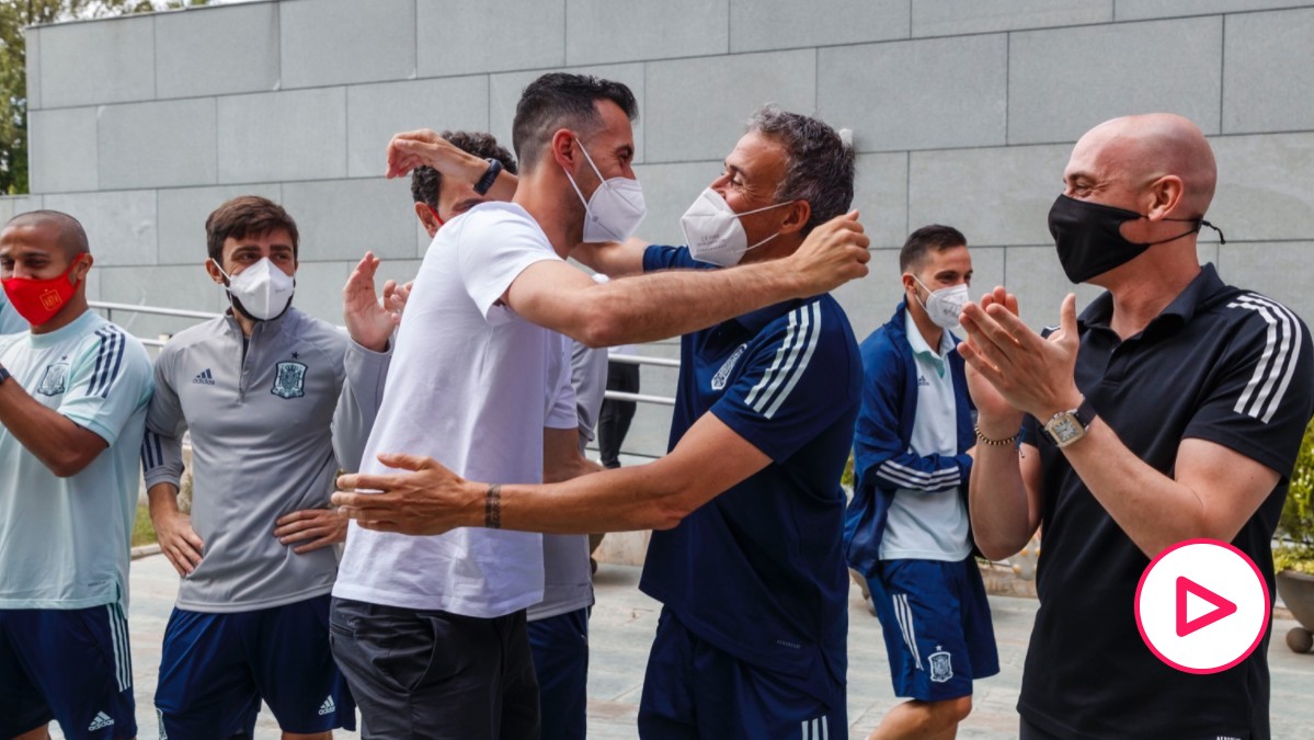 Busquets, recibido como un héroe en su regreso a la concentración de ...