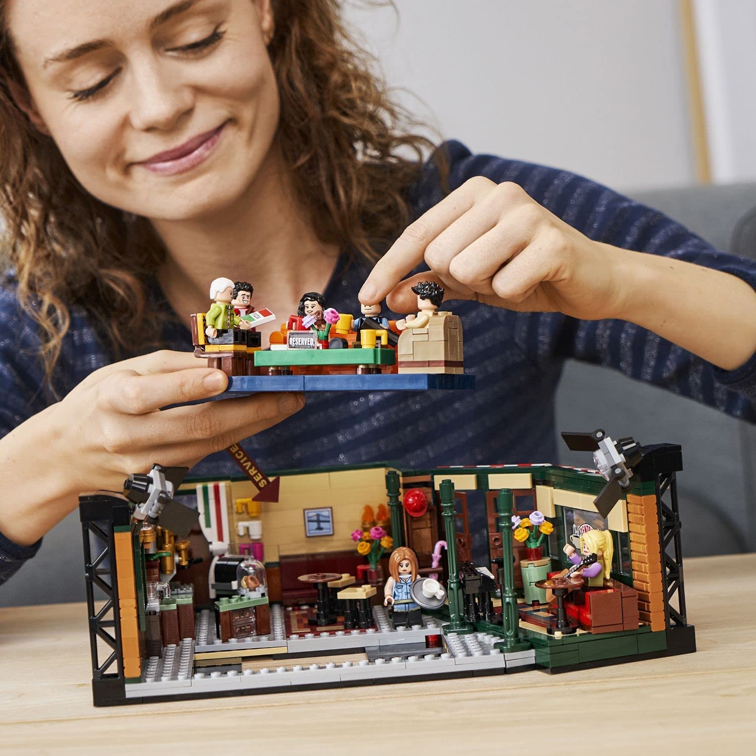 Un Tamagotchi, un Lego de Friends, un Furby y otros juguetes de los 90 ...