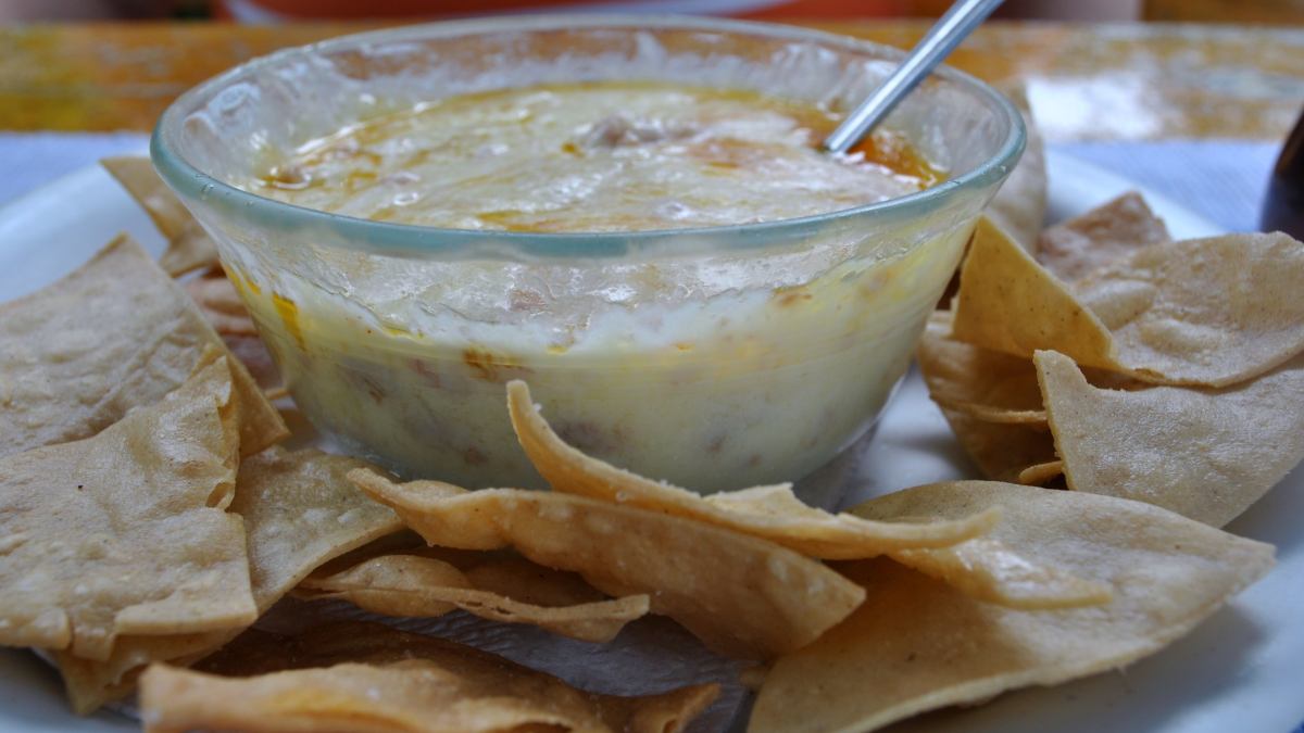 Nachos con queso vegano: dos recetas fáciles para hacer en tu casa