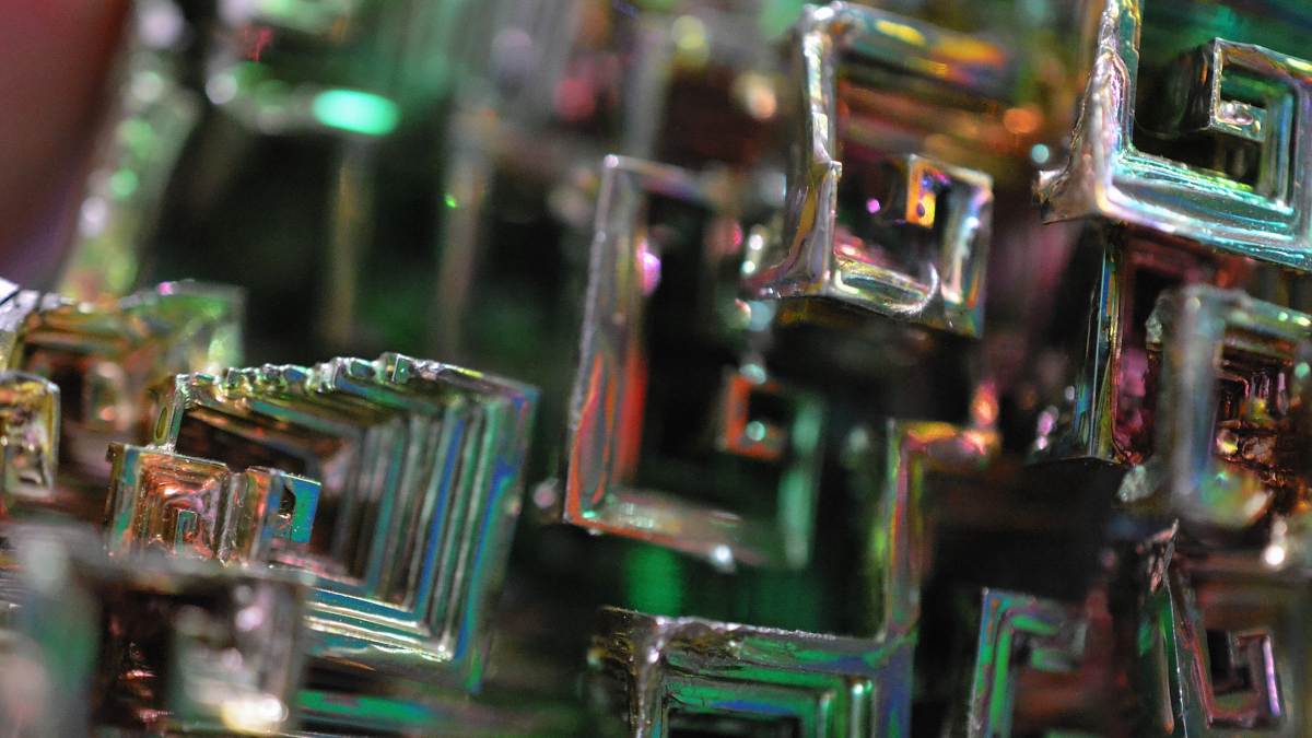 ¿Cómo forma el bismuto cristales de colores?