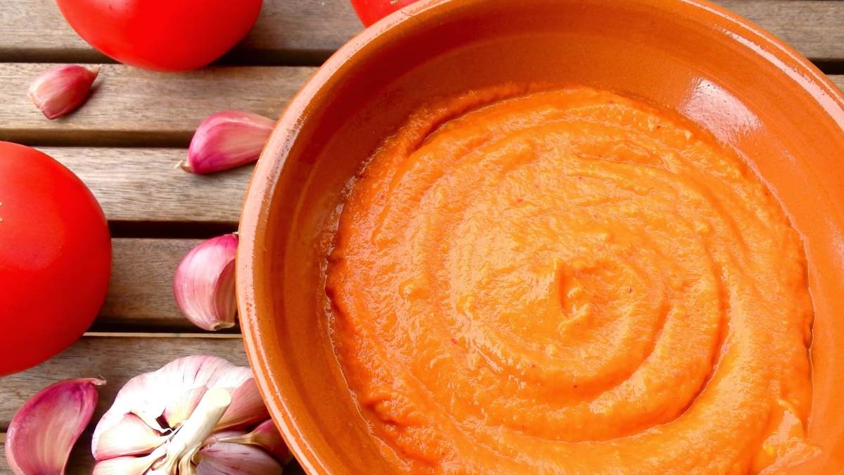 Canapé de salsa romesco y salchichas