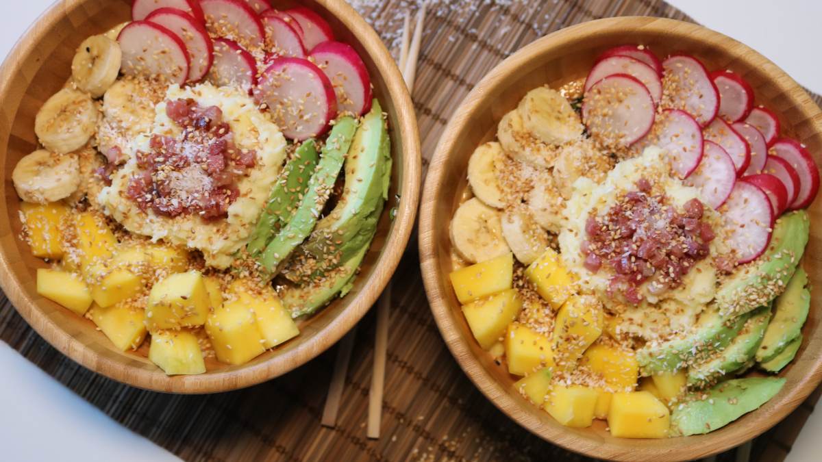 Poke de mango, frutos secos y tofu