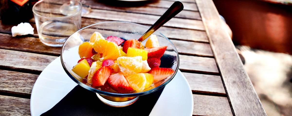 Ensalada de frutas frescas con menta y miel