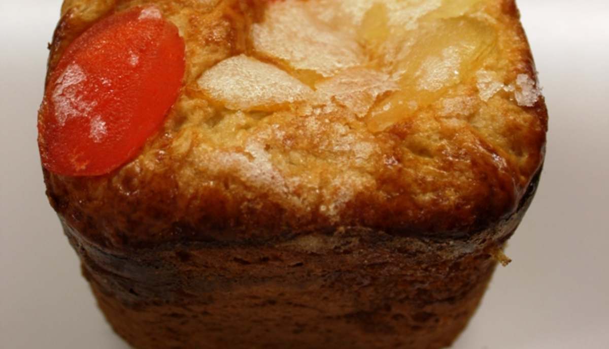 Pastel de fruta confitada con toque de panettone
