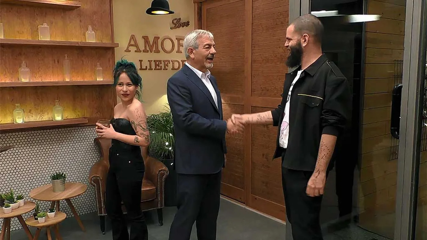 First Dates: Karl confiesa que pinta "con sangre de mi menstruación"