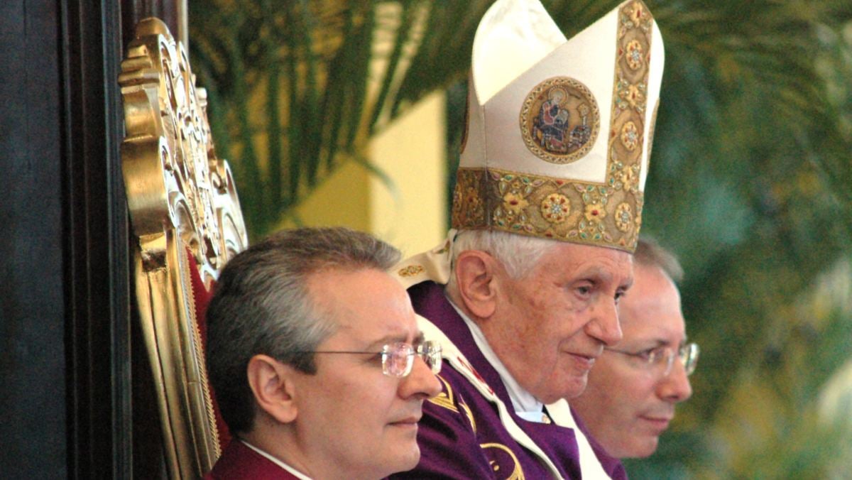 El trono del papado de Benedicto IX se vendió