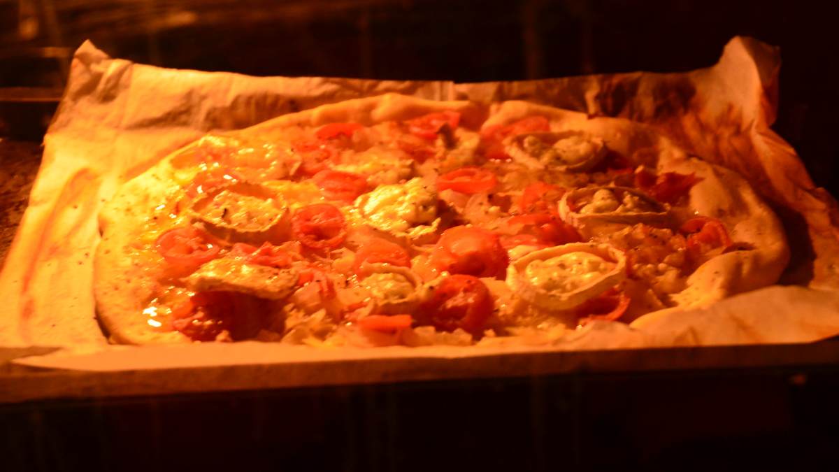 Coca de pan con láminas de tomate y especias