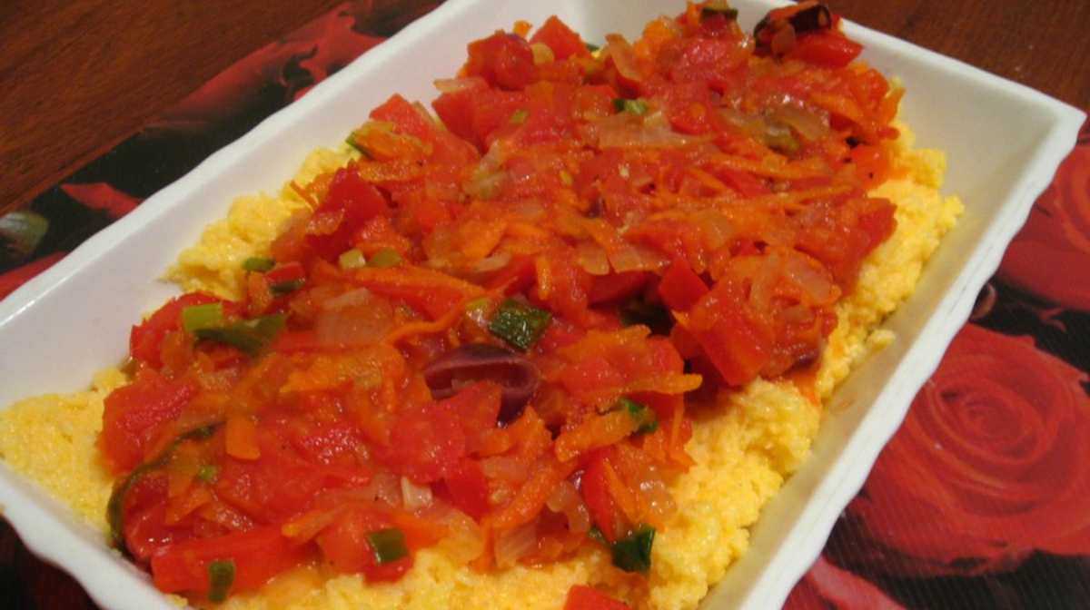 Salsa en crudo de tomates en láminas, cebolletas tiernas y especias al ...