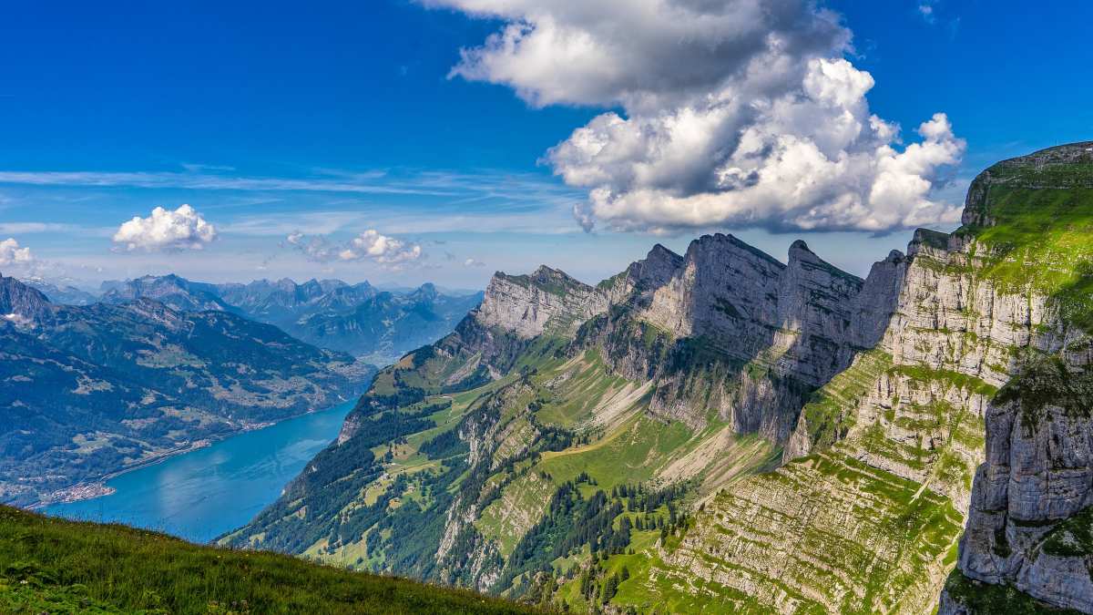 ¿Cómo es la gravedad en la altura de una montaña?