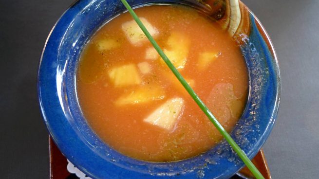 Sopa fría de fruta de primavera variada