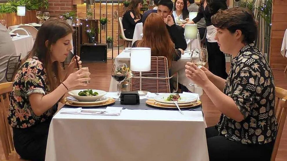First Dates: Marina sorprende con un “zasca” a quienes critican su aspecto