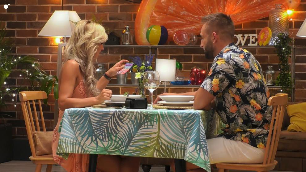 First Dates: Ángela sorprende con una inesperada propuesta a su cita