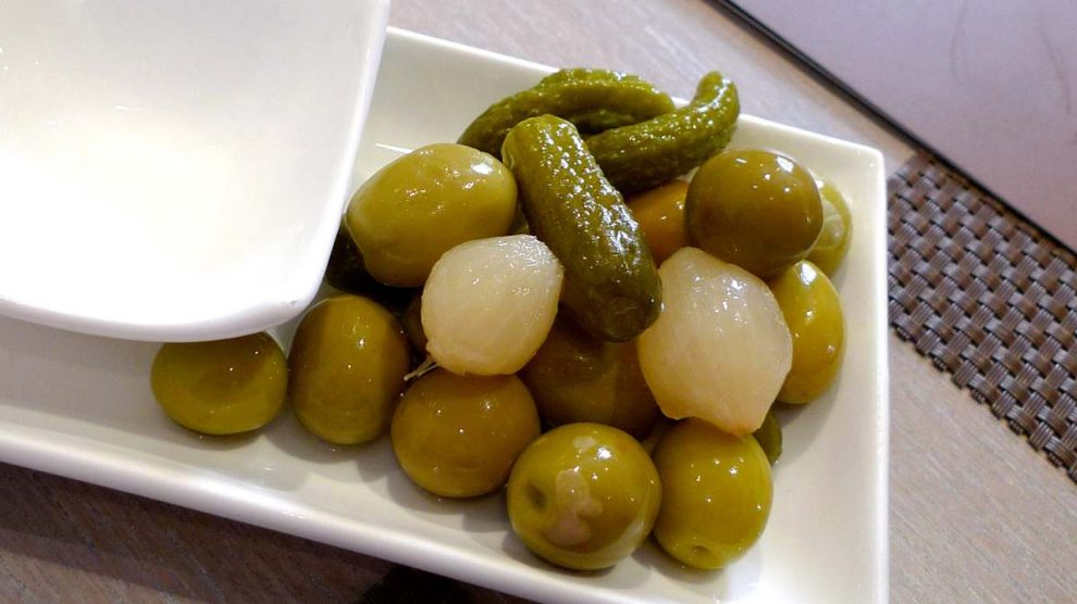 Ensalada de lechuga y encurtidos con mayonesa de limón y mostaza