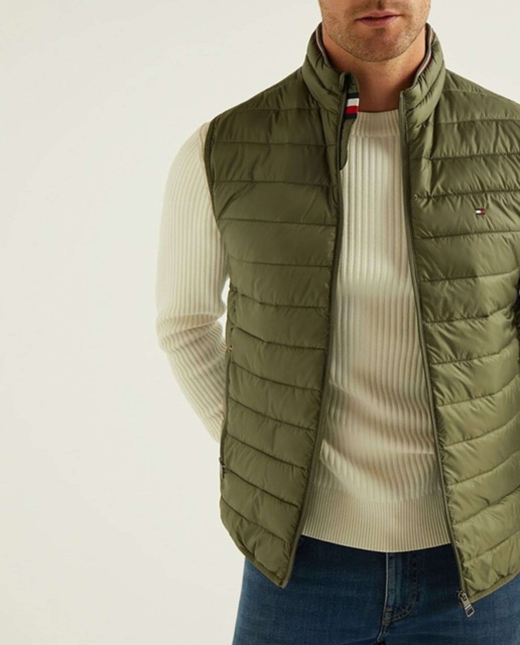 Chalecos de Tommy Hilfiger tirados de precio en el Outlet de El Corte Inglés